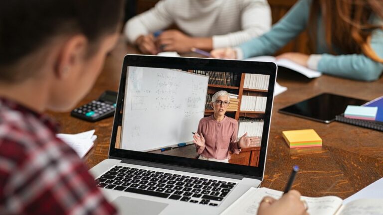 Ensino Híbrido: benefícios, metodologias e futuro da educação